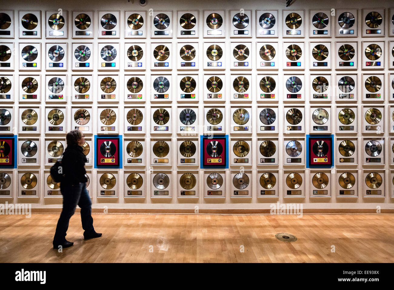 Affichage de musée de mur des disques d'or au Country Music Hall of ...