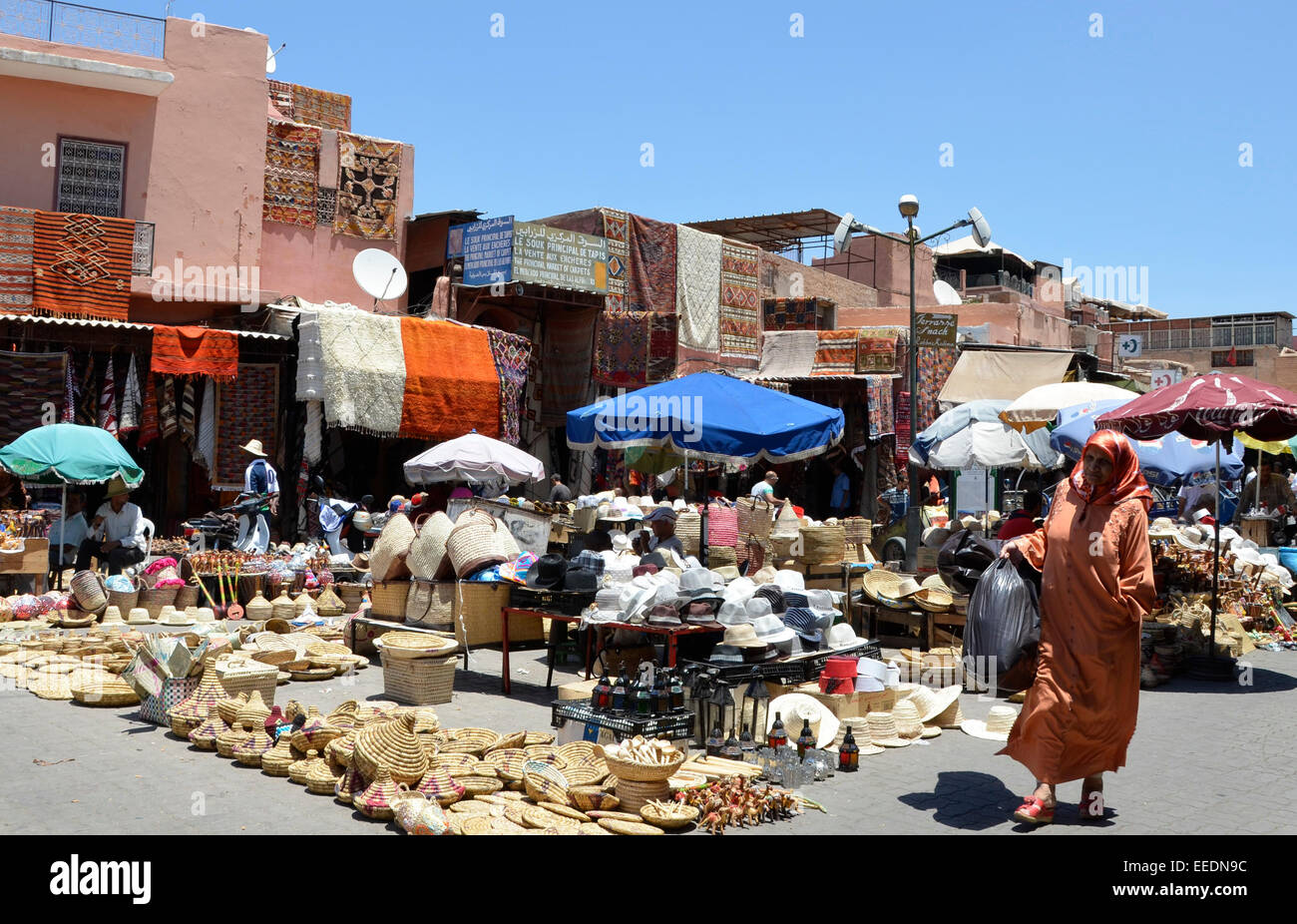 Marocains marocains touristes tourisme souk bazar stands de ...