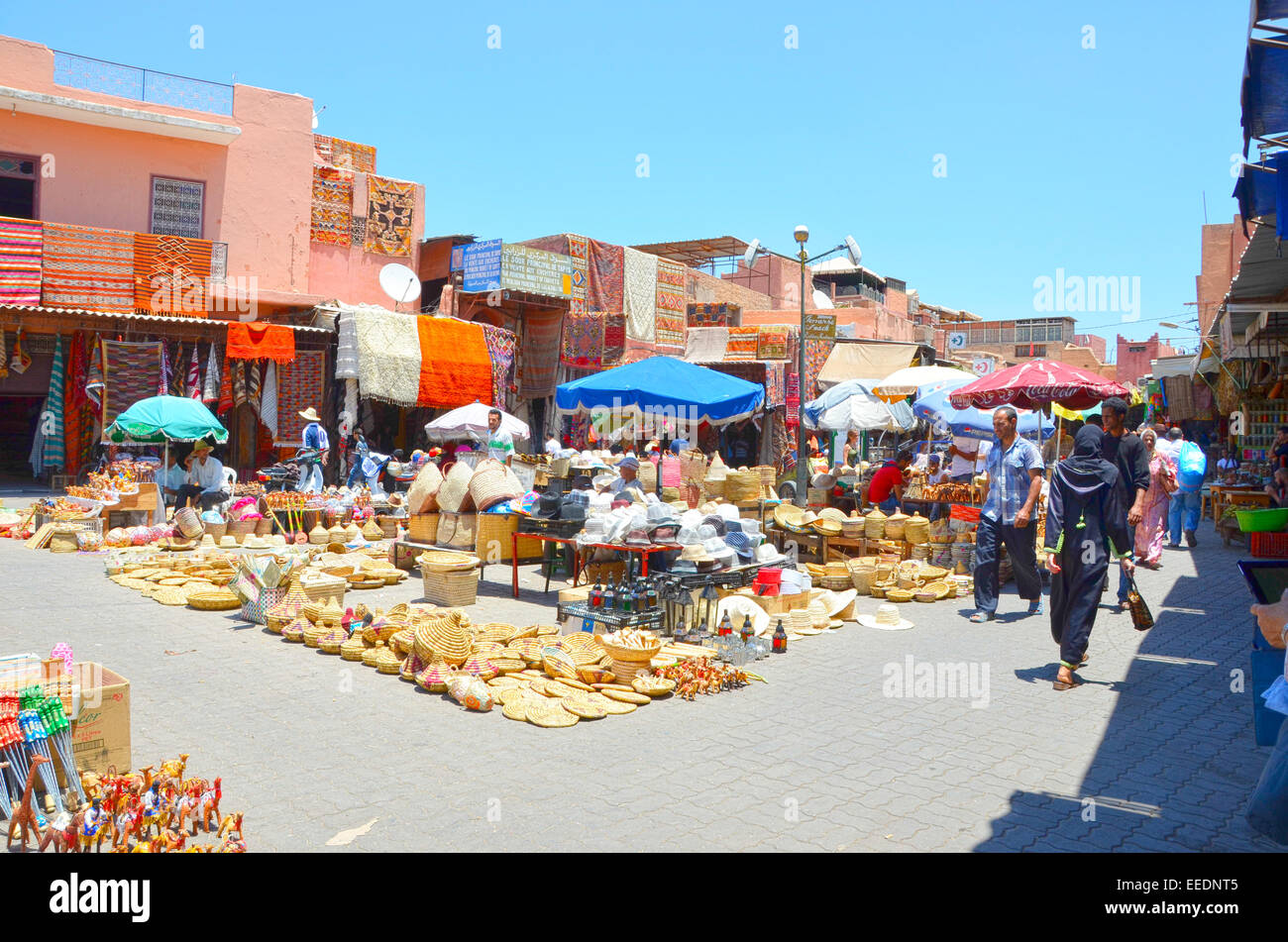 Marocains marocains touristes tourisme souk bazar stands de ...