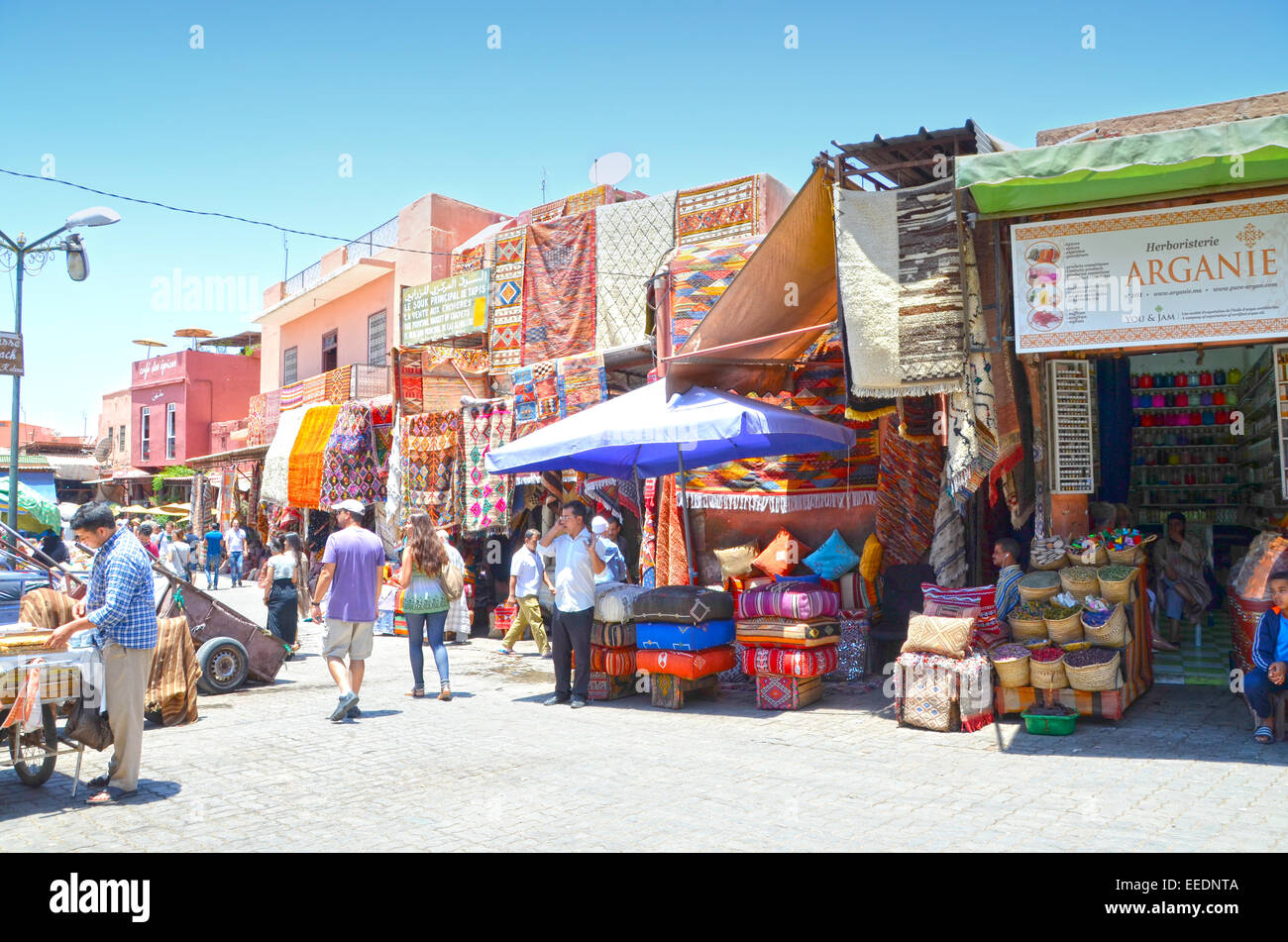 Marocains marocains touristes tourisme souk bazar stands de ...
