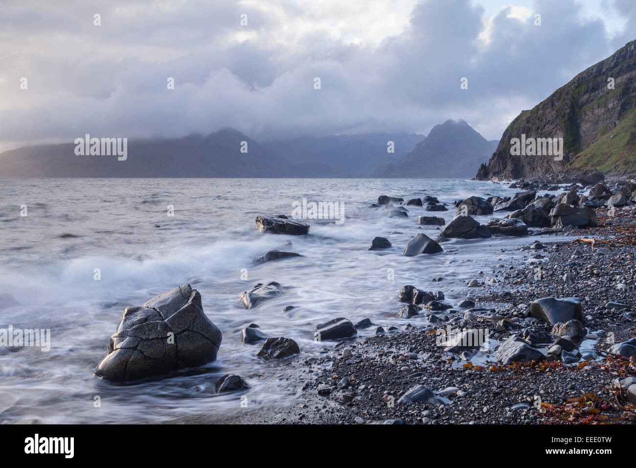 Loch Scavaig et les Cuillin Hills sur l'île de Skye. L'île dans les ...