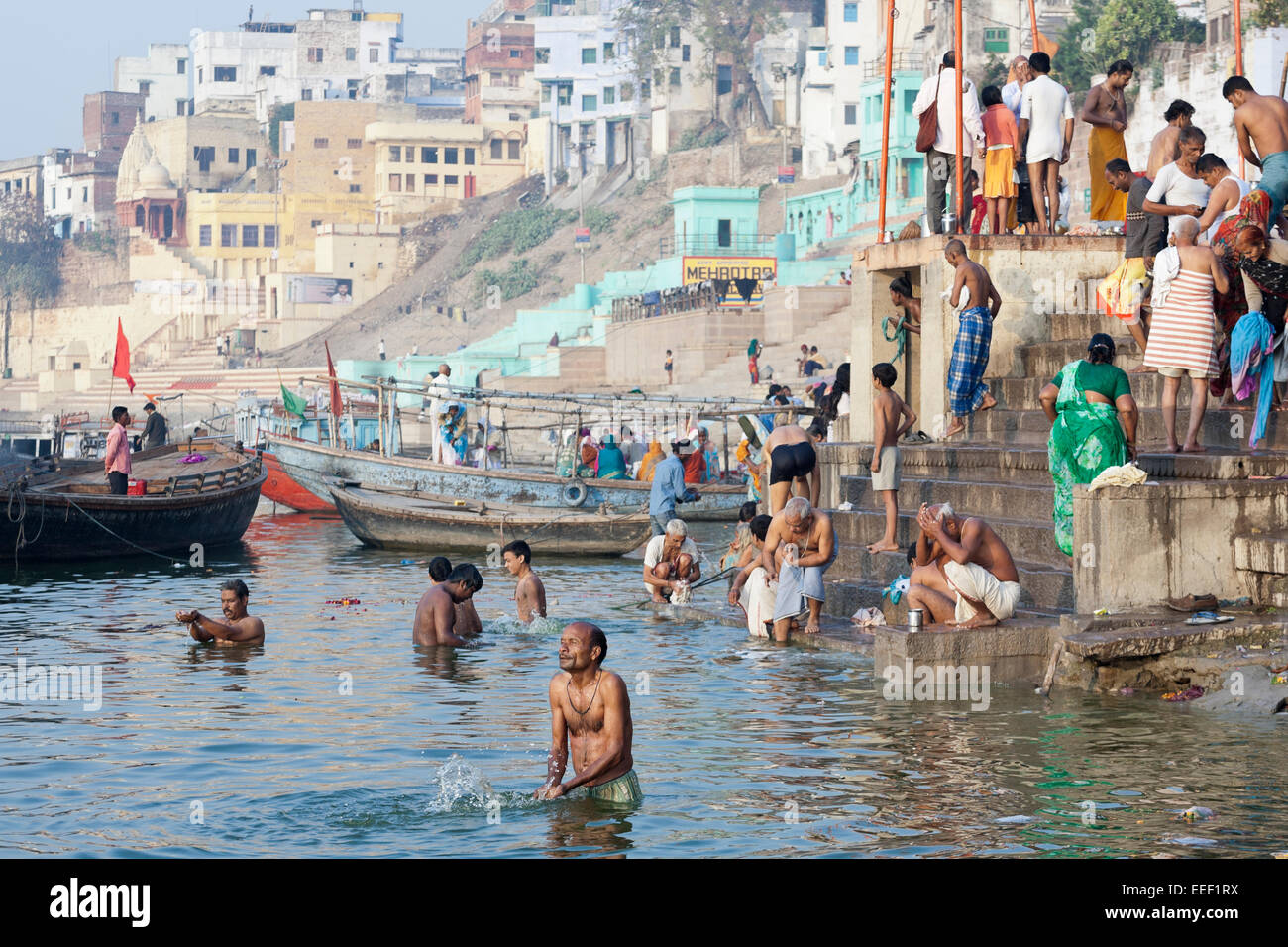Varanasi, Inde. Les hindous la baignade et prier dans le Gange Photo ...