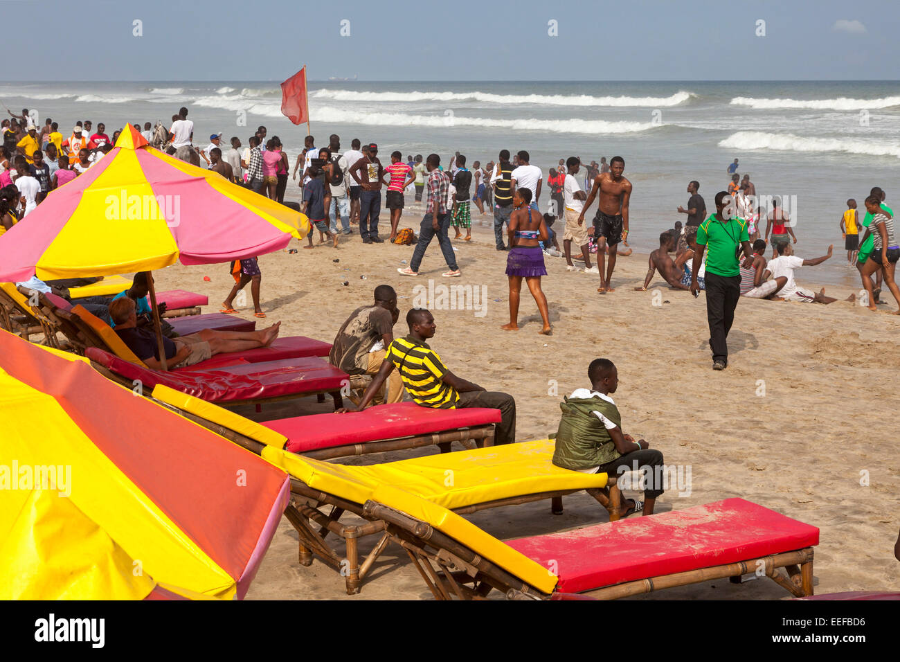 La foule sur la plage de Labadi, Accra, Ghana, Afrique Photo Stock - Alamy