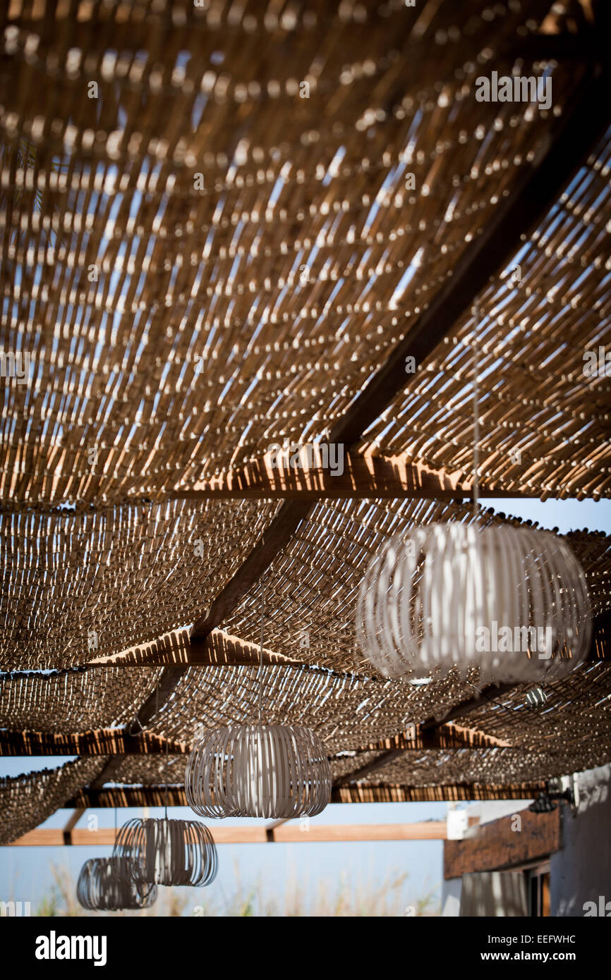 Vue du plafond dans un bar sur la plage et ses lumières Photo Stock - Alamy