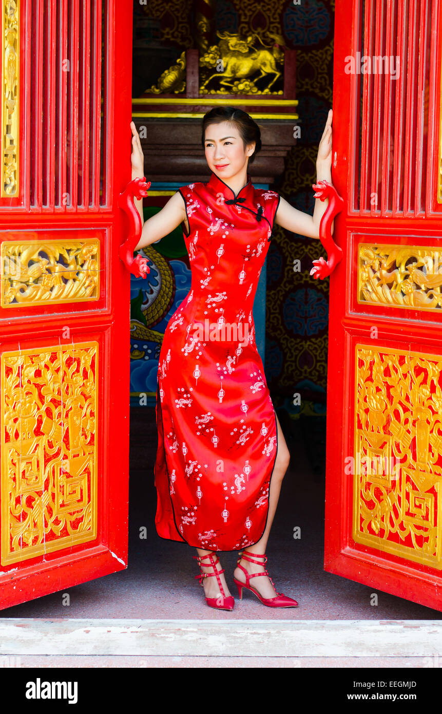 Femme en costume chinois traditionnel Banque de photographies et d’images à haute résolution - Alamy