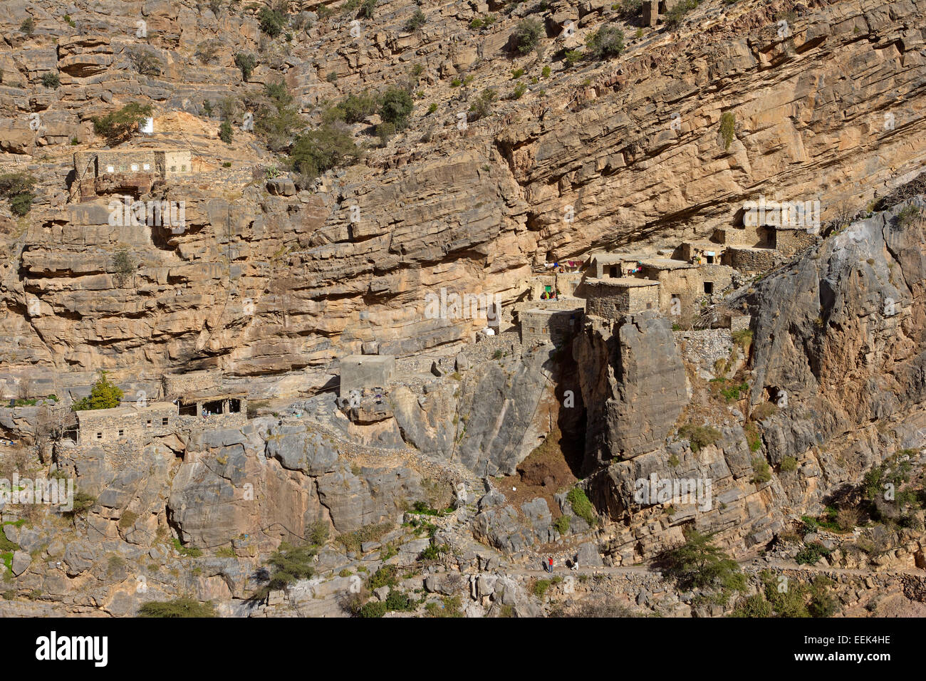 Maisons traditionnelles en pierre dans un petit hameau près de falaise ...