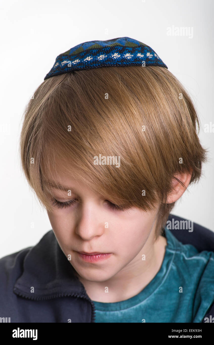 Unhappy blond jewish boy Banque de photographies et d’images à haute ...