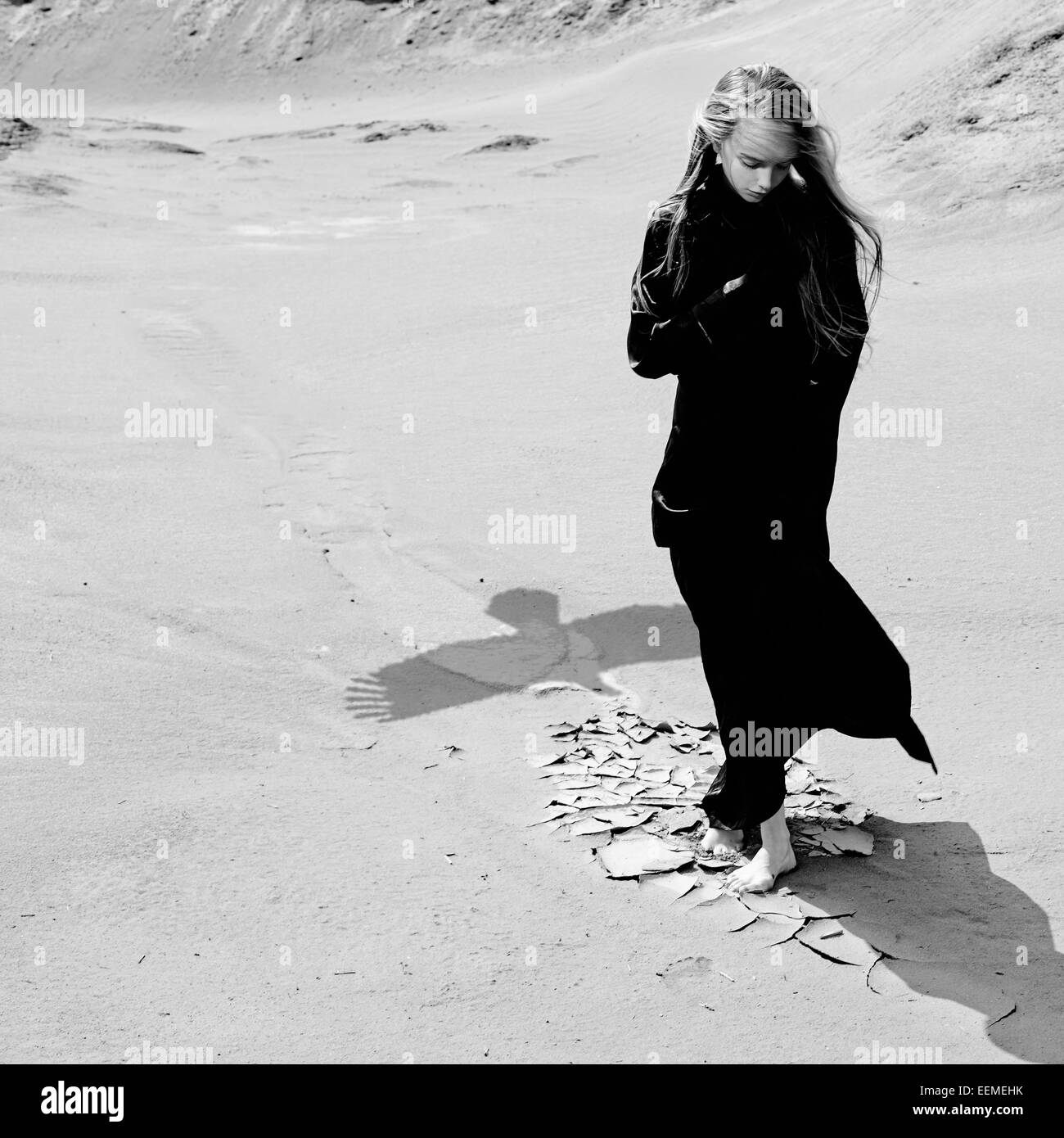 Fille Adolescente Sur La Plage Banque Dimages Noir Et Blanc Alamy