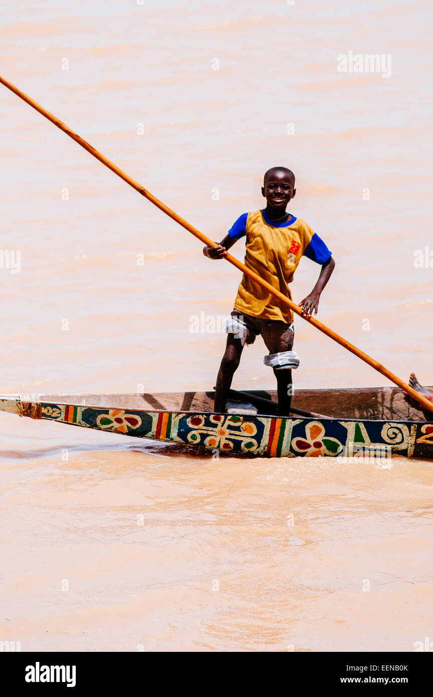 Boy canoe niger river Banque de photographies et d’images à haute ...