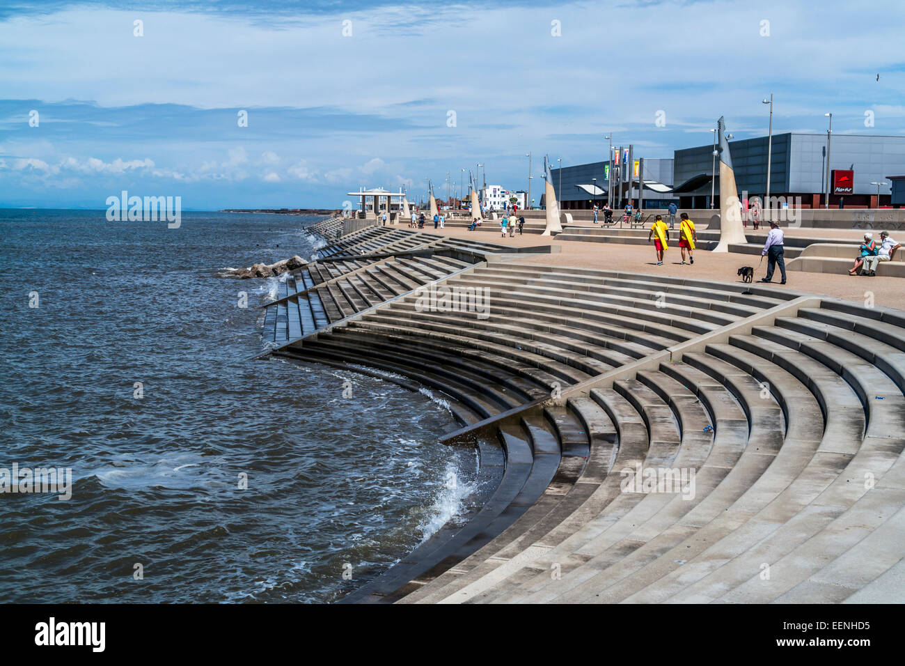 Étapes de la promenade en bord de mer sur une chaude journée ...