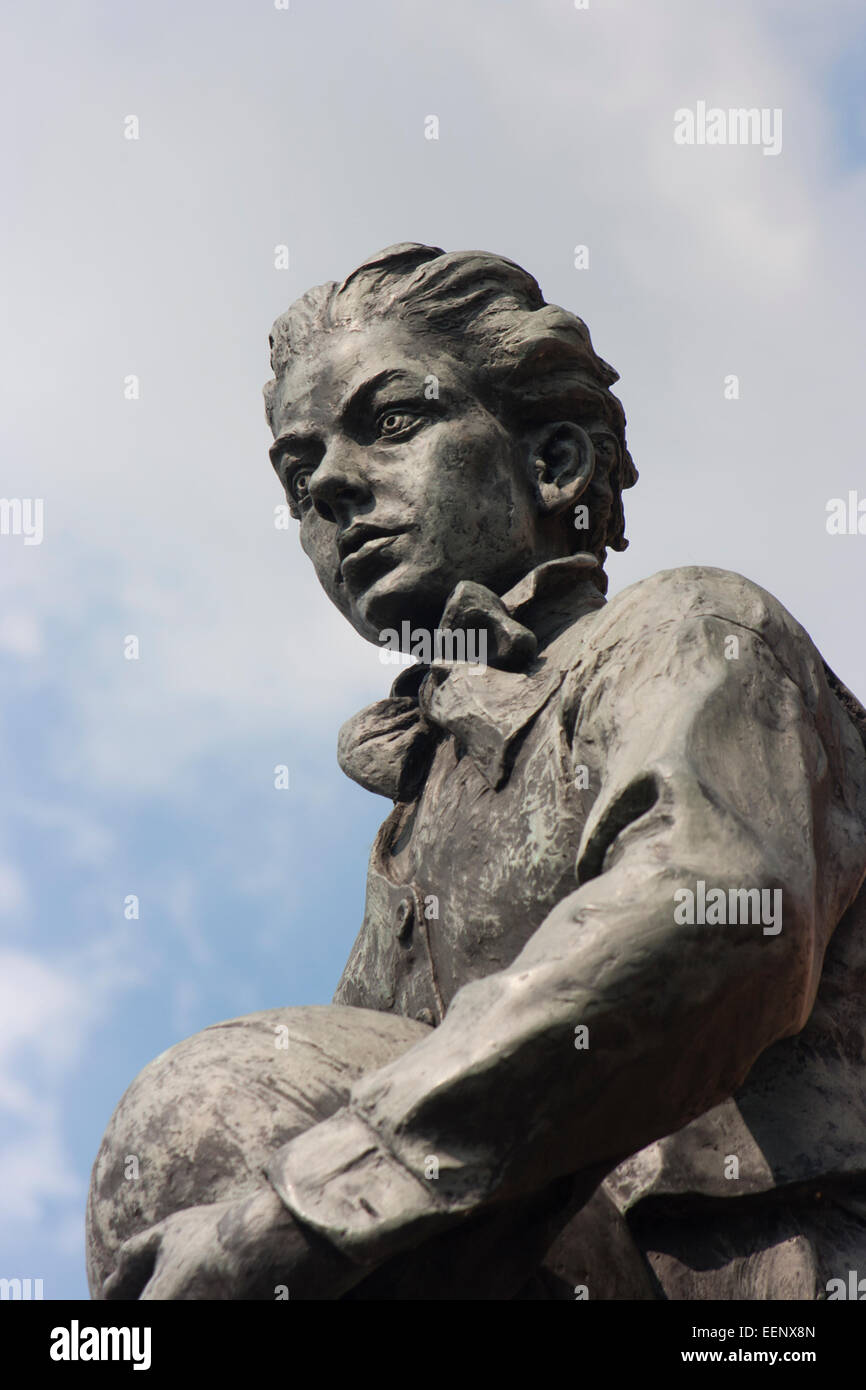 Statue de William Webb Ellis à l'extérieur de l'école de Rugby ...