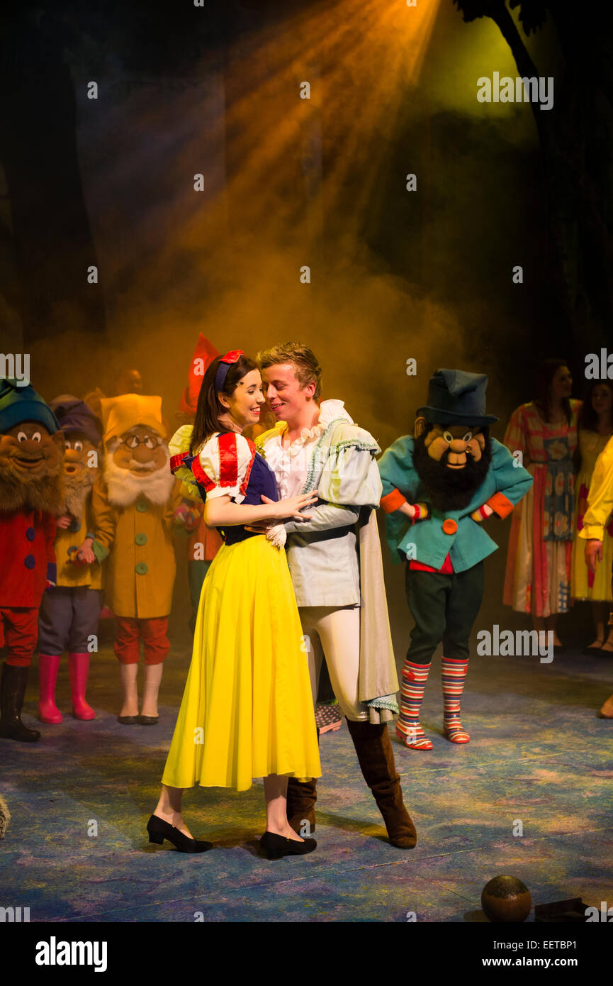 Snow white seven dwarfs pantomime Banque de photographies et d’images à haute résolution - Alamy