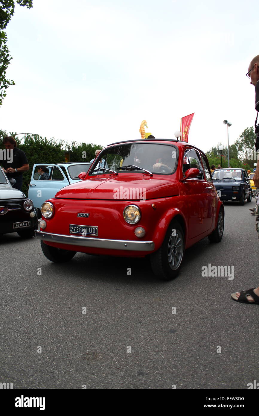 Voitures rouges fiat 500 Banque de photographies et d’images à haute ...
