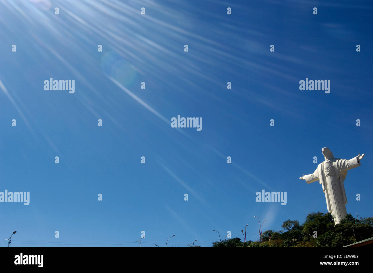 La plus grande statue du Christ domine la ville de Cochabamba, Bolivie ...