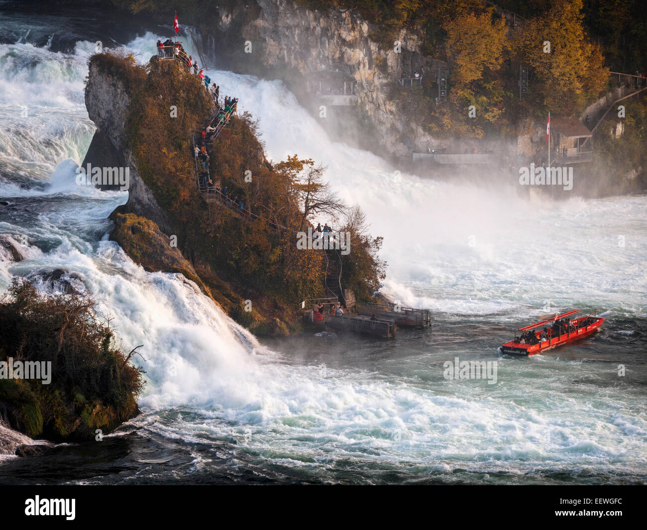 Chutes du Rhin avec viewpoint rock et bateau de tourisme, Genève ...