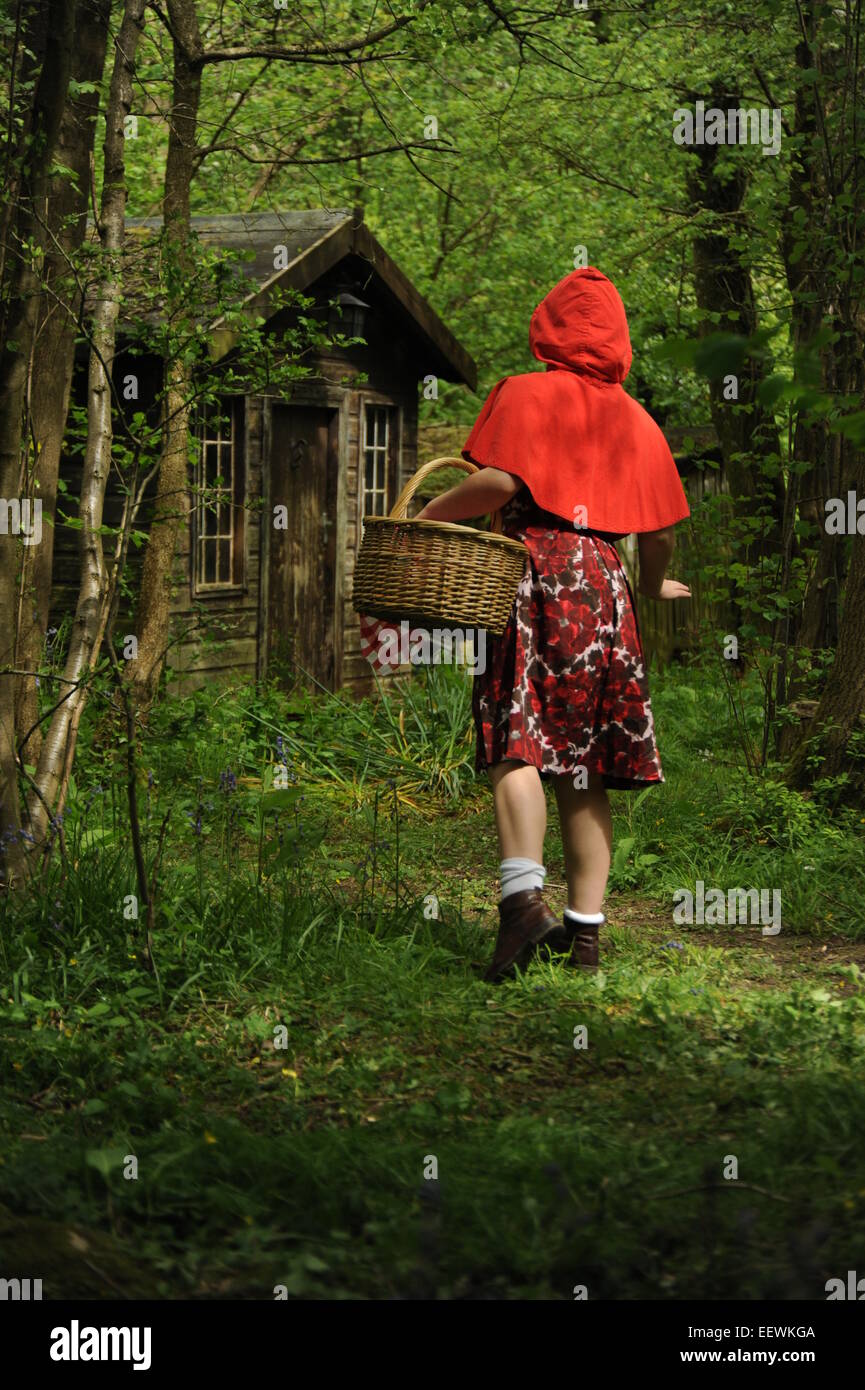 Photographie du Petit Chaperon Rouge dans les bois Photo Stock - Alamy