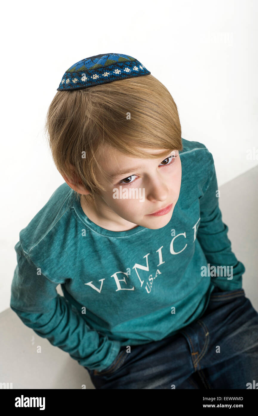 Blond jewish boy with kipa Banque de photographies et d’images à haute ...