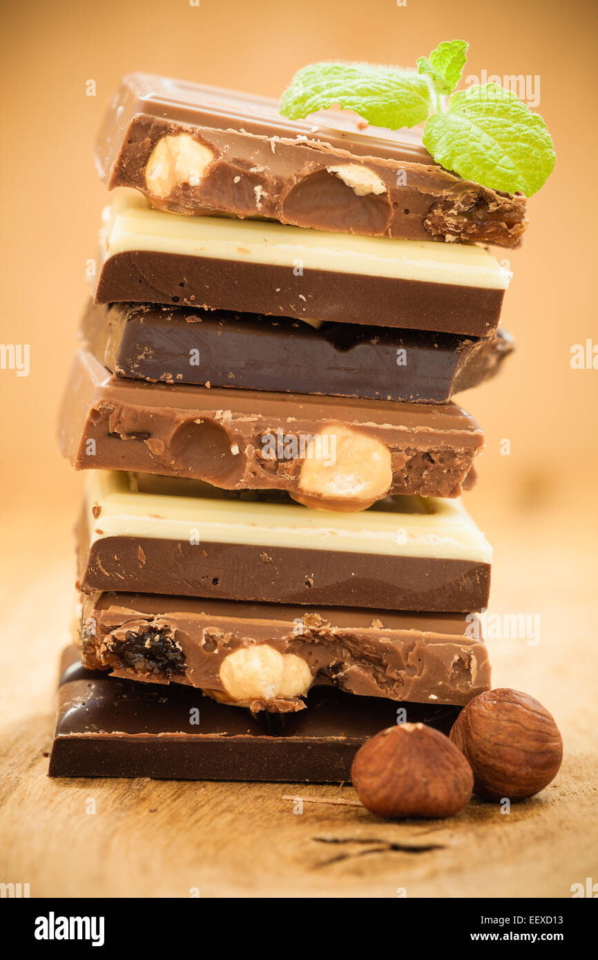 Libre pile de différentes sortes de morceaux de chocolat et les ...