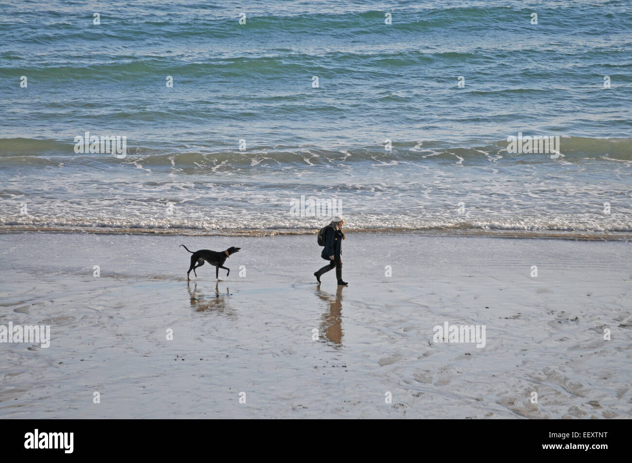 Une Femme Seule Sur La Plage Banque De Photographies Et Dimages à