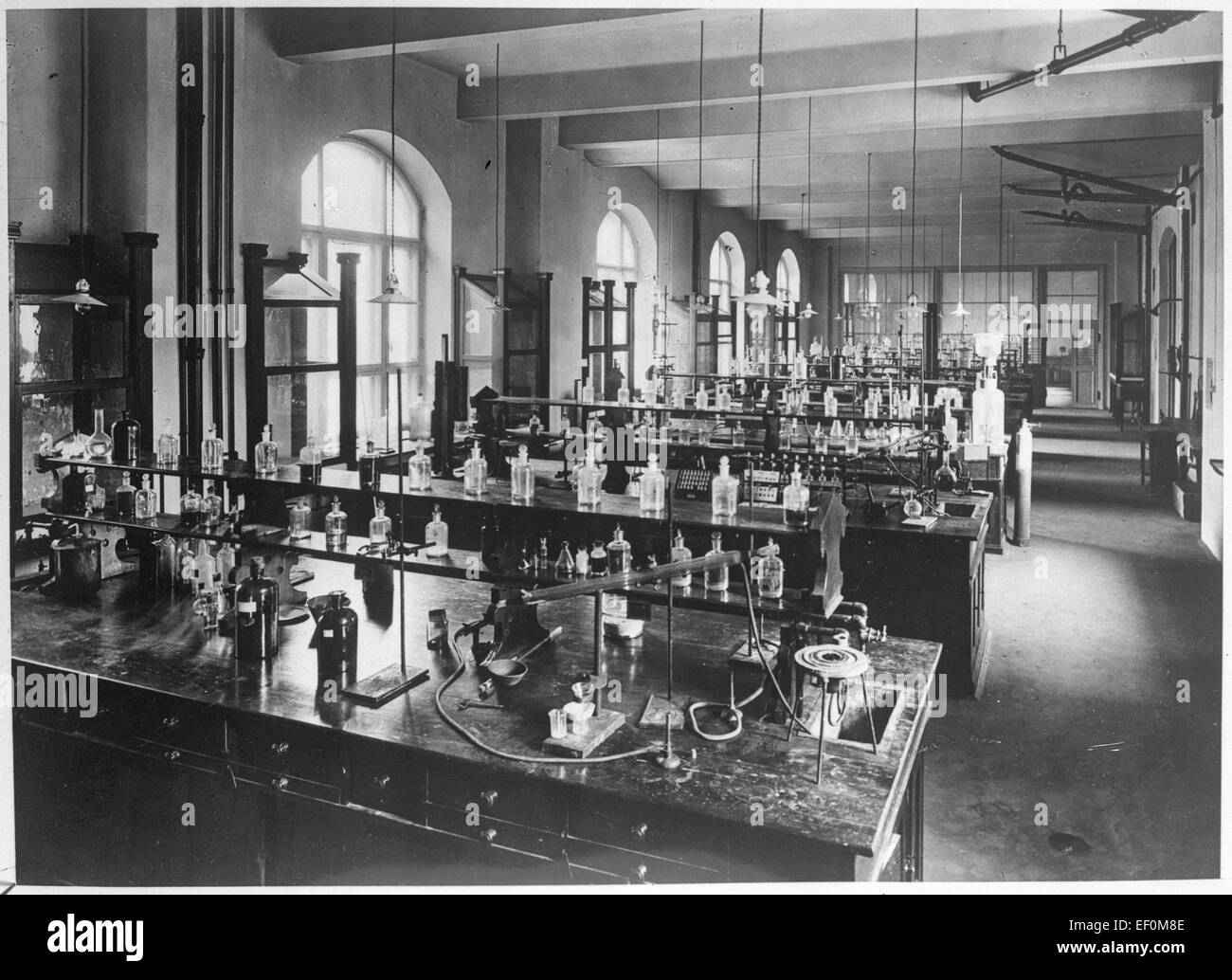 Laboratoire chimie vintage Banque d'images noir et blanc - Alamy