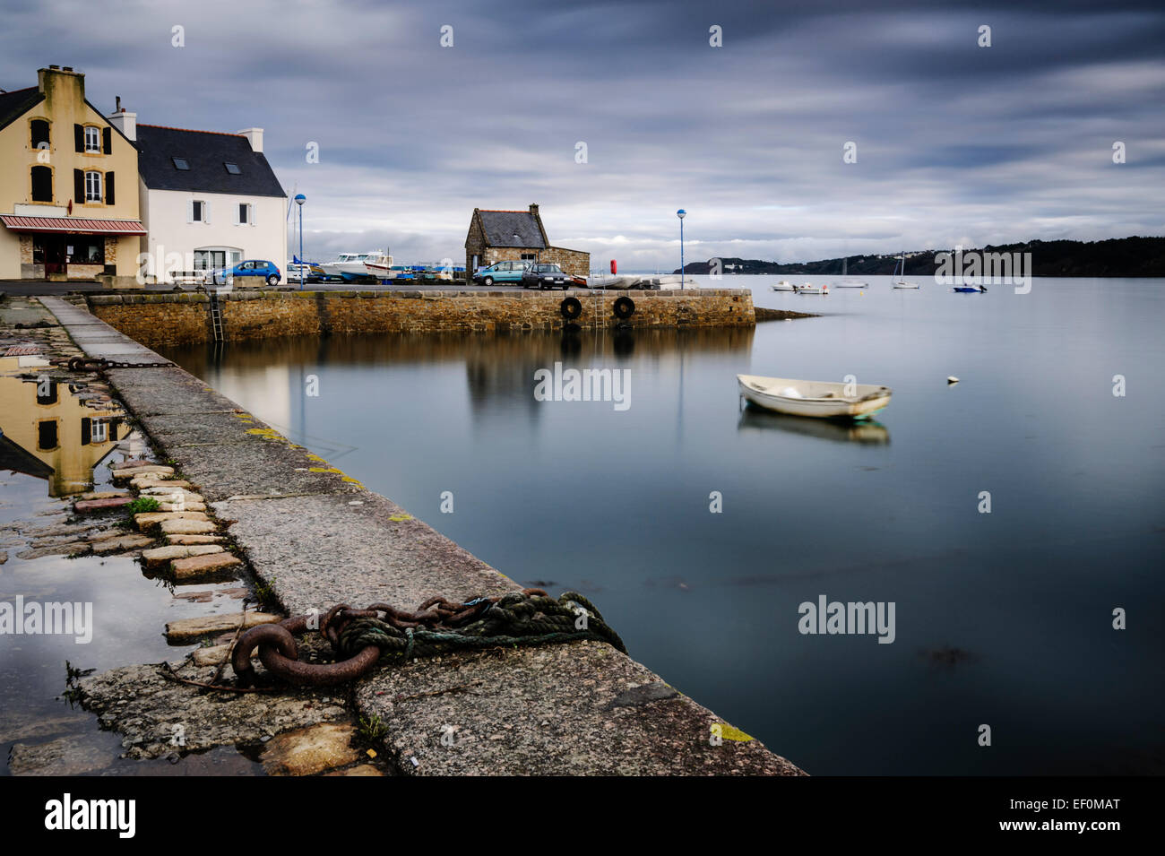 Le port de Le fret, un village sur la presqu'île de Crozon, Finistère ...