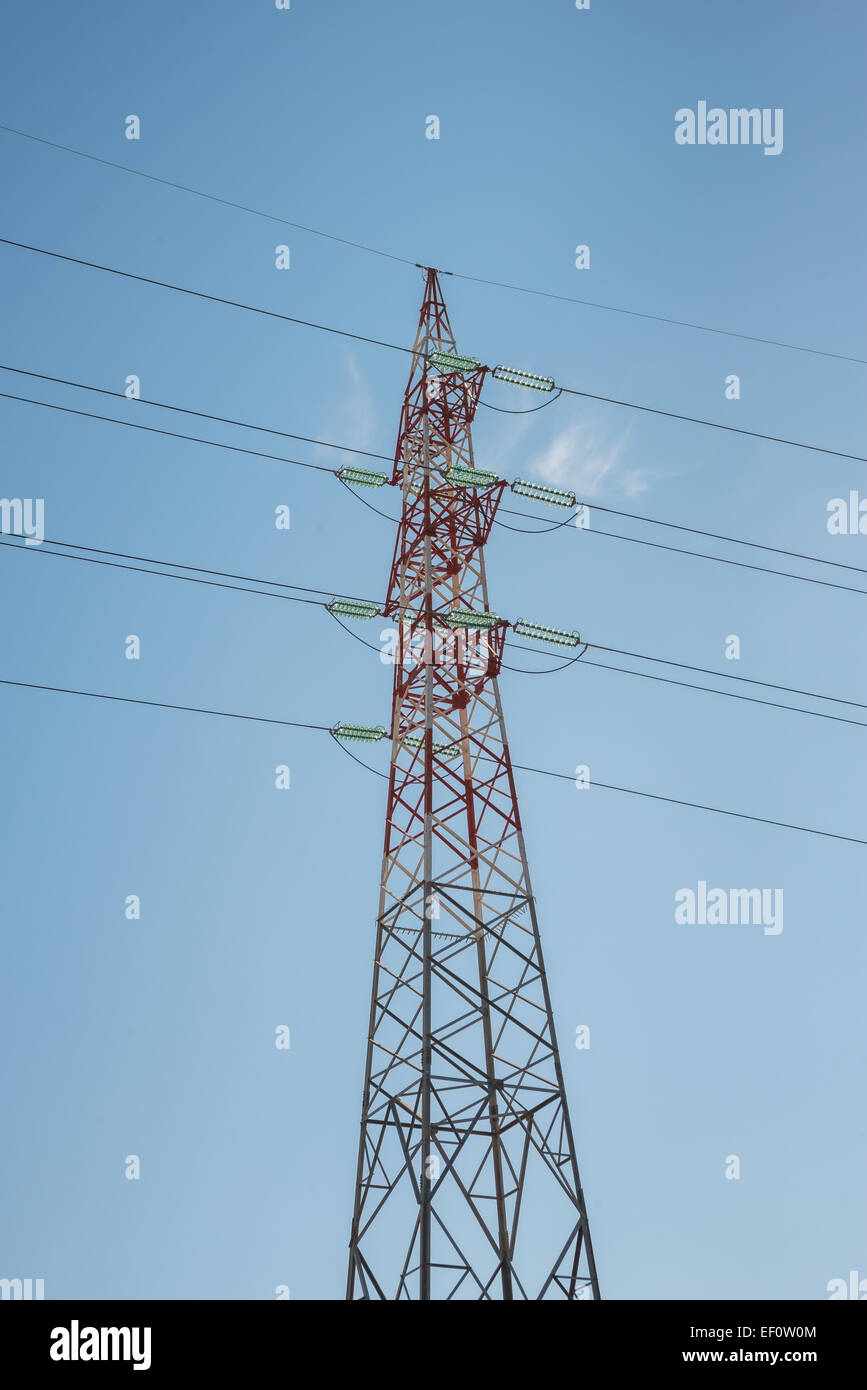 Pylône électrique Hig le long de la route Photo Stock - Alamy