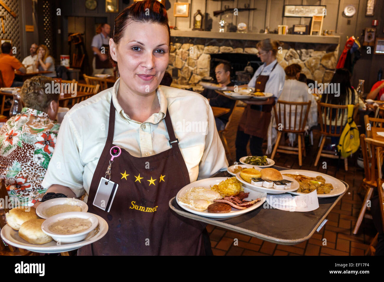 Restaurant femme serveuse serveur servant plateau de travail Banque de ...
