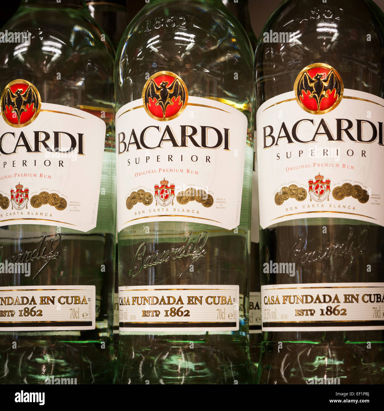Bacardi rum bottles Banque de photographies et d’images à haute ...