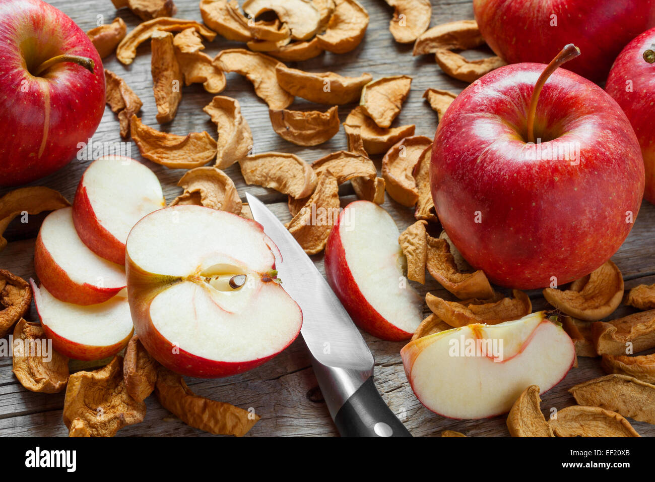 Des tranches de pommes séchées et fraîches de fruits rouges pomme rouge ...