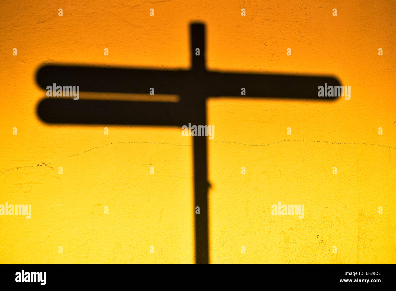 Signes sentier ombre sur un mur à Sun Photo Stock - Alamy