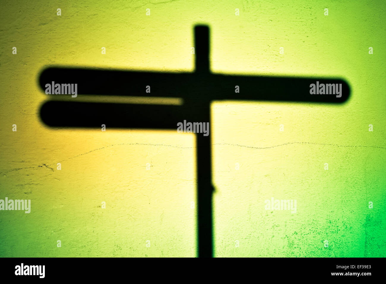 Signes sentier ombre sur un mur à Sun Photo Stock - Alamy