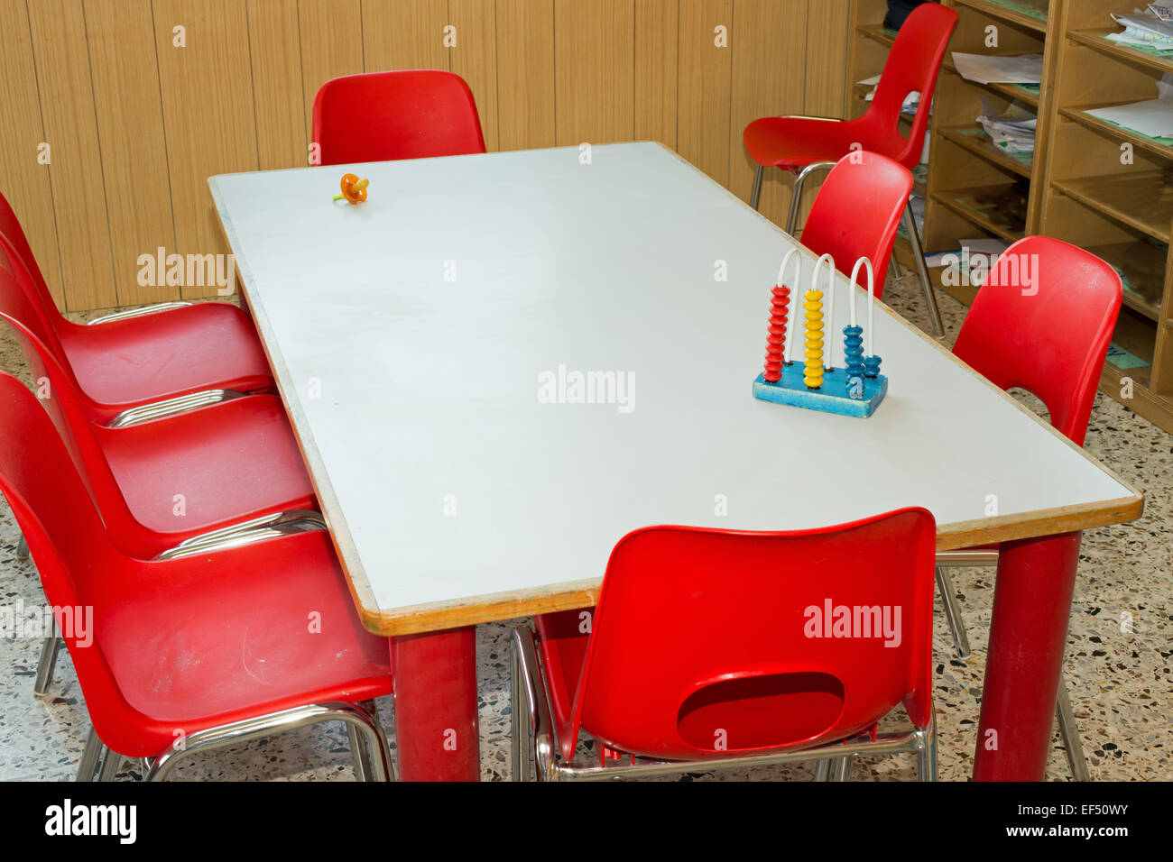 Nursery school classroom table chairs Banque de photographies et d ...