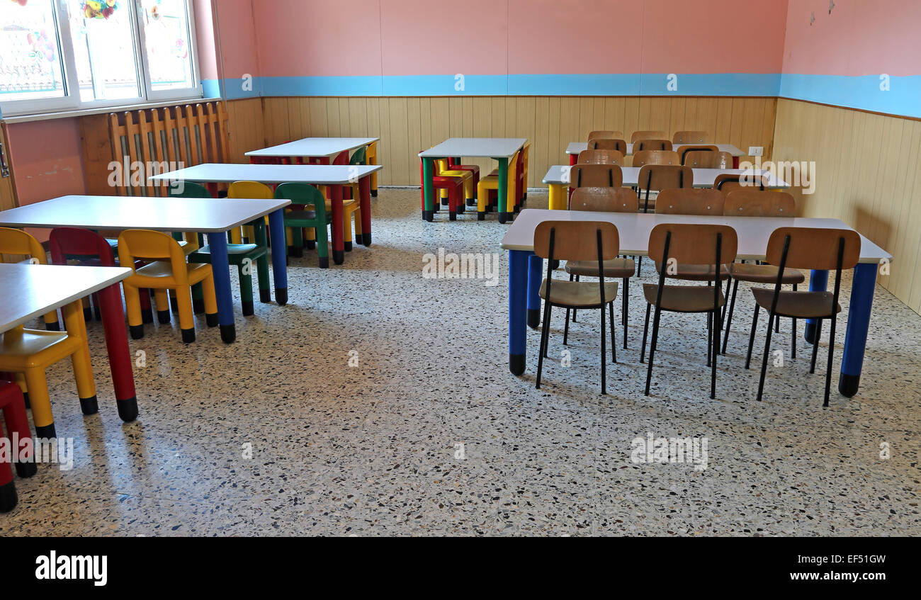 Grand réfectoire de l'école maternelle avec des tables et des chaises ...