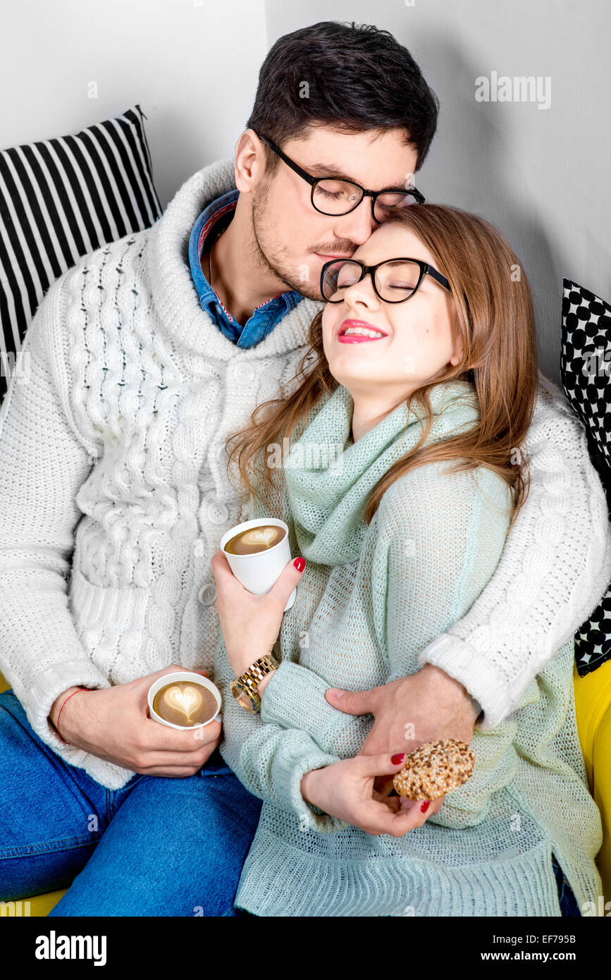 Couple sur le canapé Banque de photographies et d’images à haute ...
