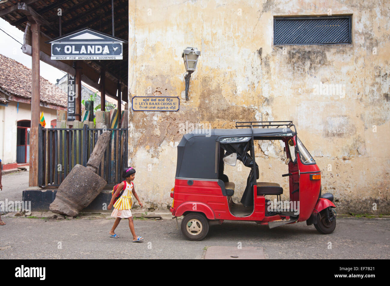 RICKSHAW stationné à l'extérieur de bâtiment colonial EN GALLE FORT ...