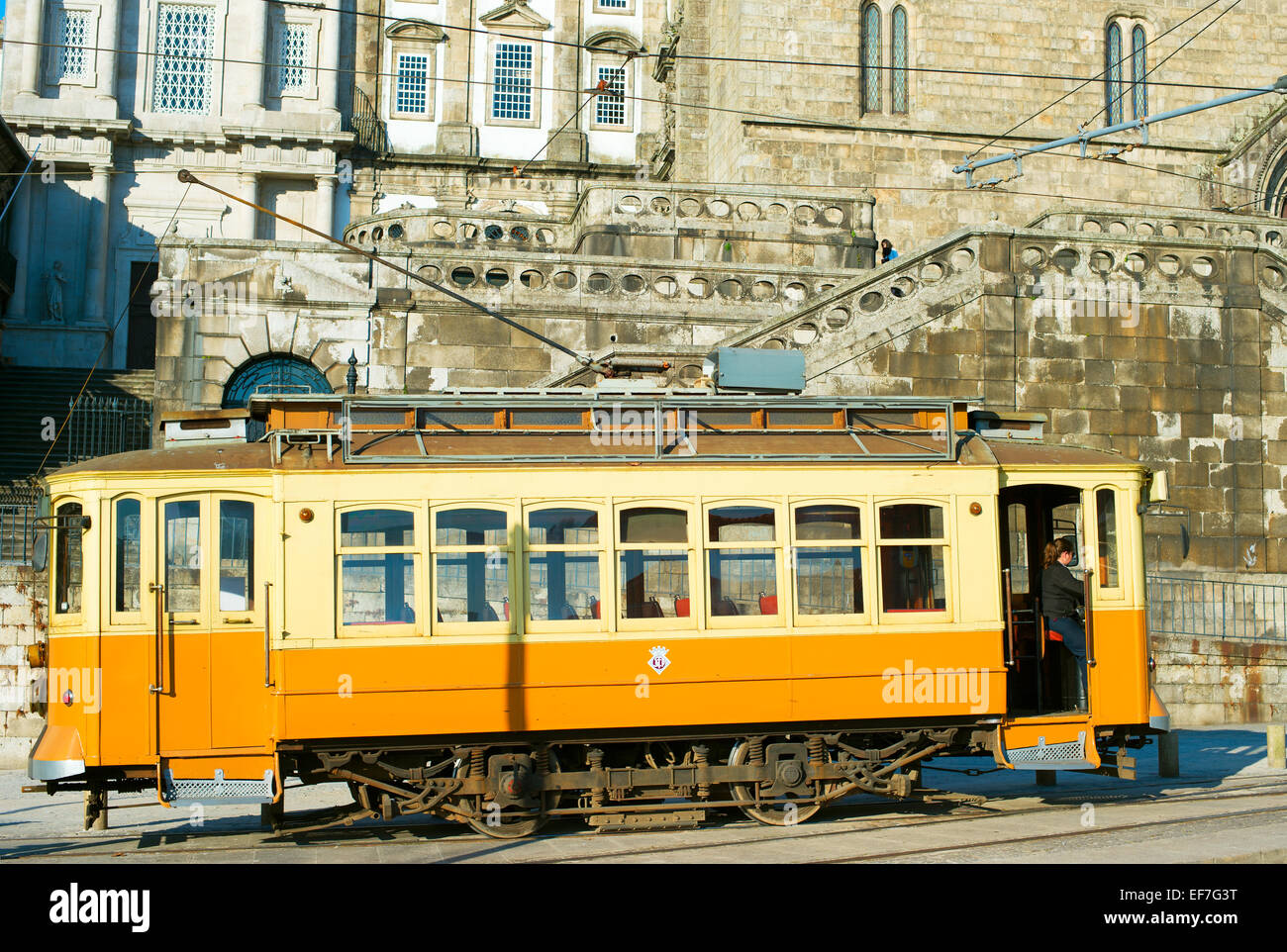 Tramway du patrimoine dans le centre de Porto, Portugal. Célèbre ...