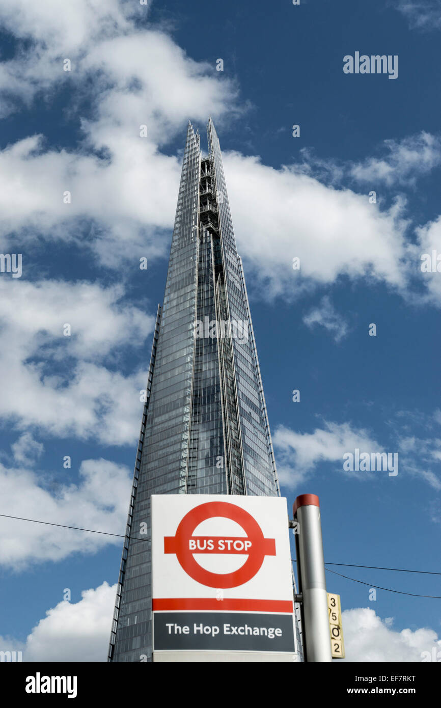 Bus stop sign, le shard , architecte Renzo Piano, southwalk, nuages ...