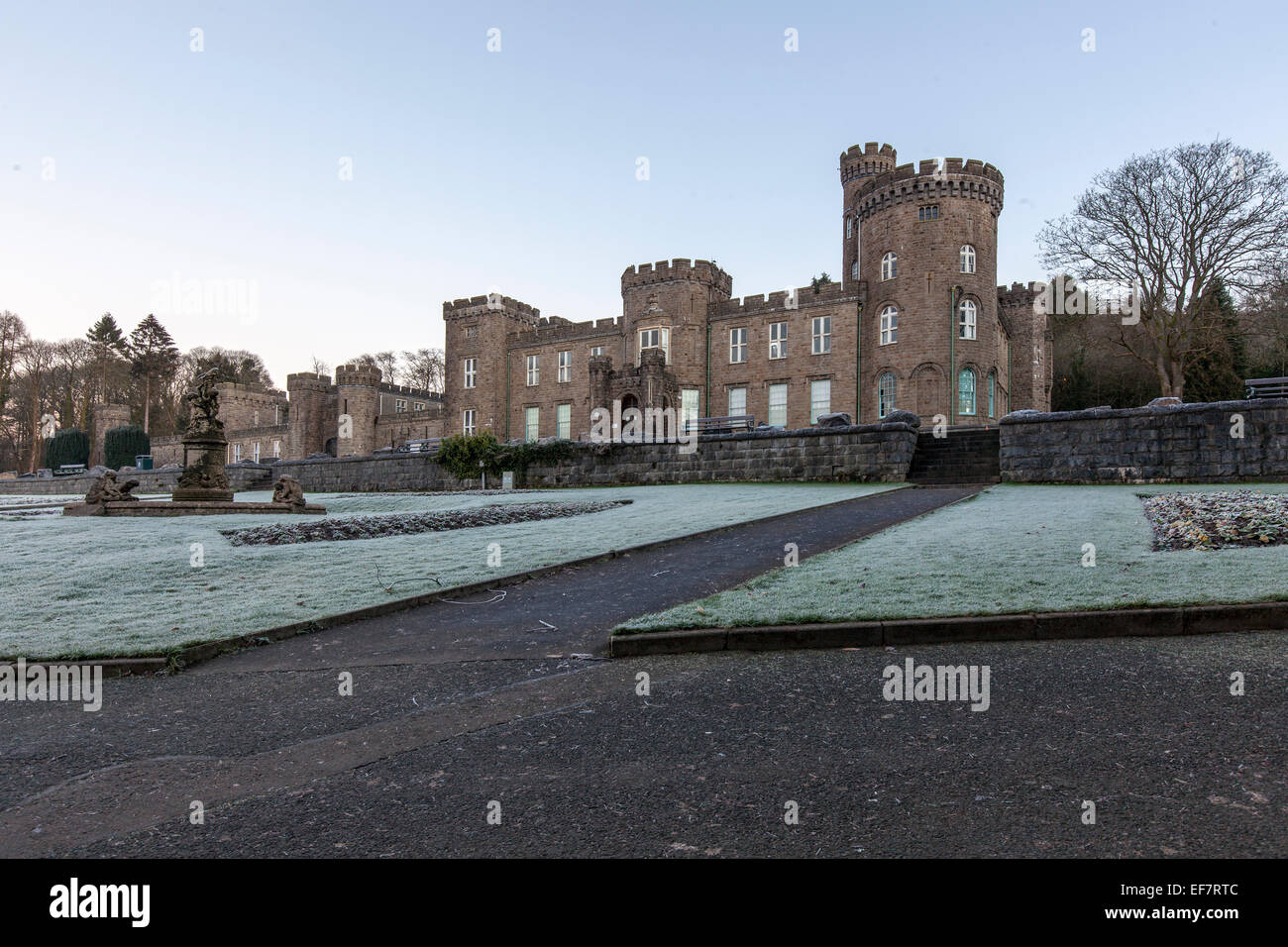 Cyfarthfa castle Banque de photographies et d’images à haute résolution ...