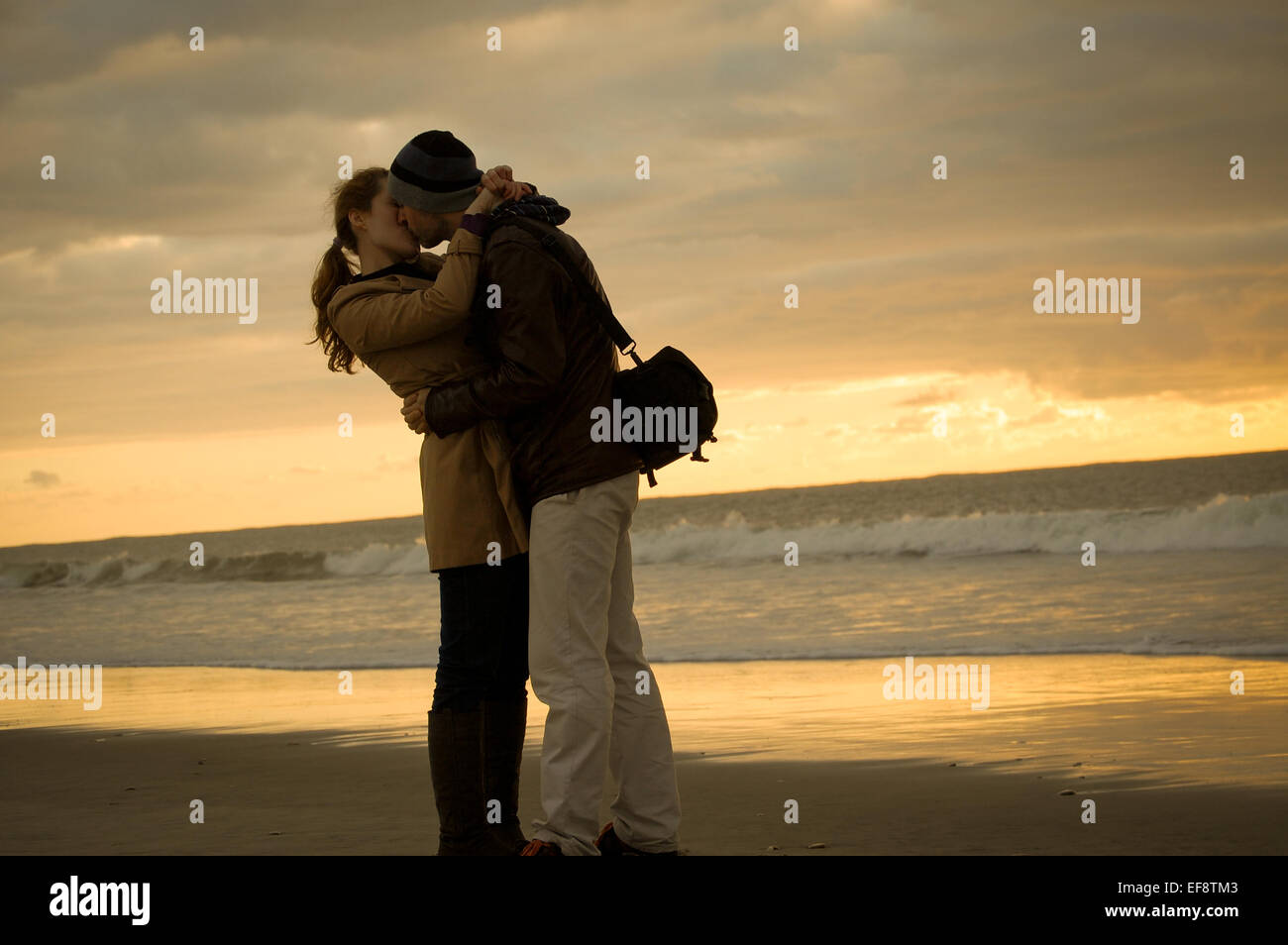 Jeune Couple Embrassant Sur La Plage Banque Dimage Et Photos Alamy