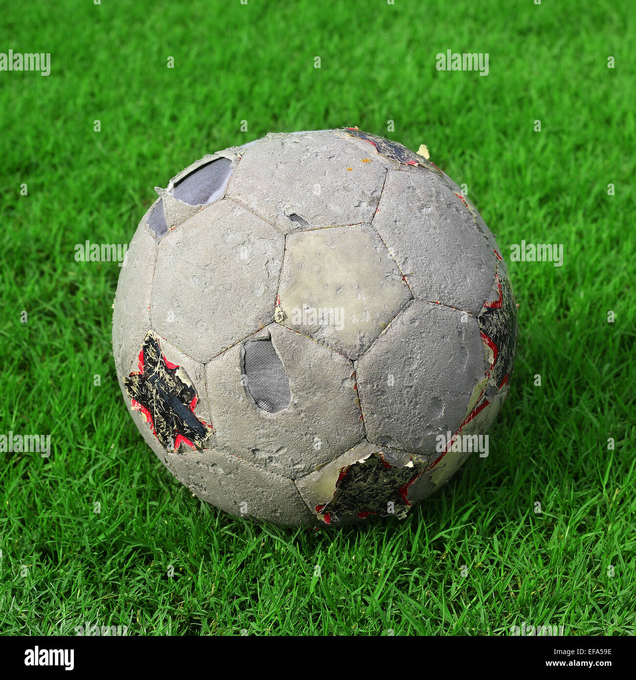 But de football avec ballon de football sur un terrain de football ...