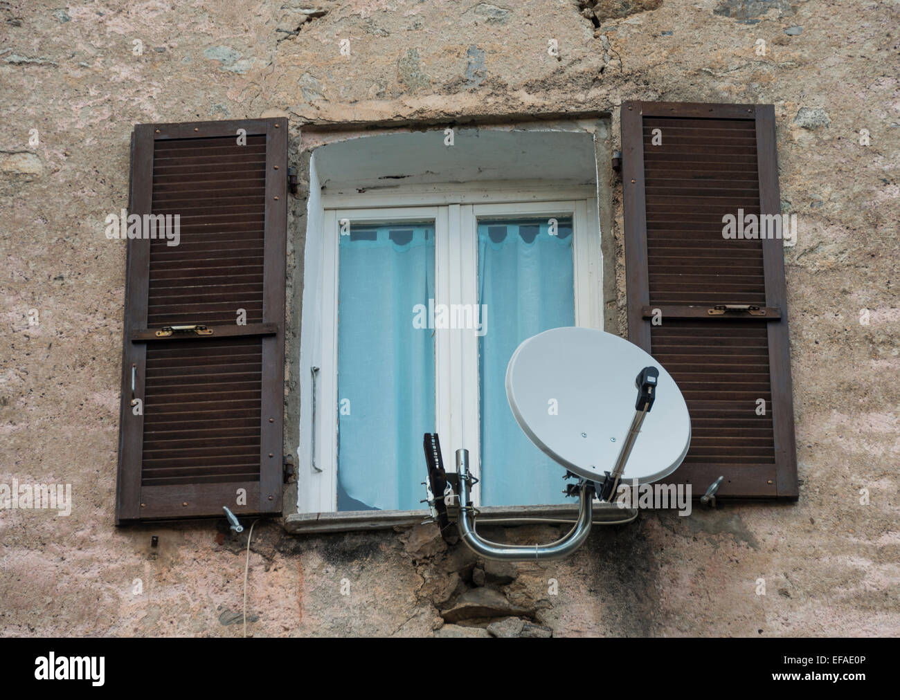 Fenêtre dans un bâtiment délabré avec la parabole et l'ouverture des ...