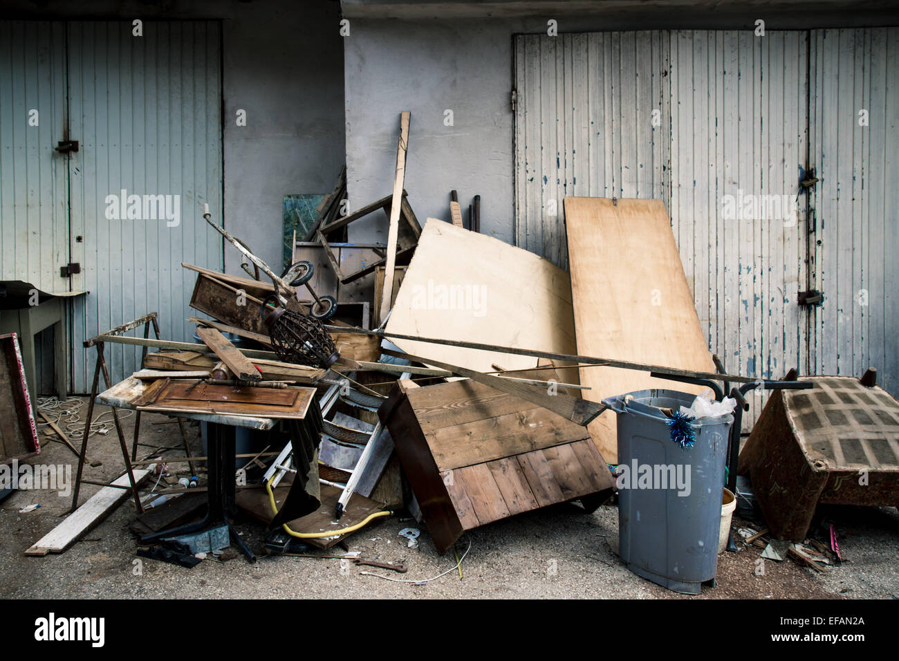Broken furniture Banque de photographies et d’images à haute résolution ...