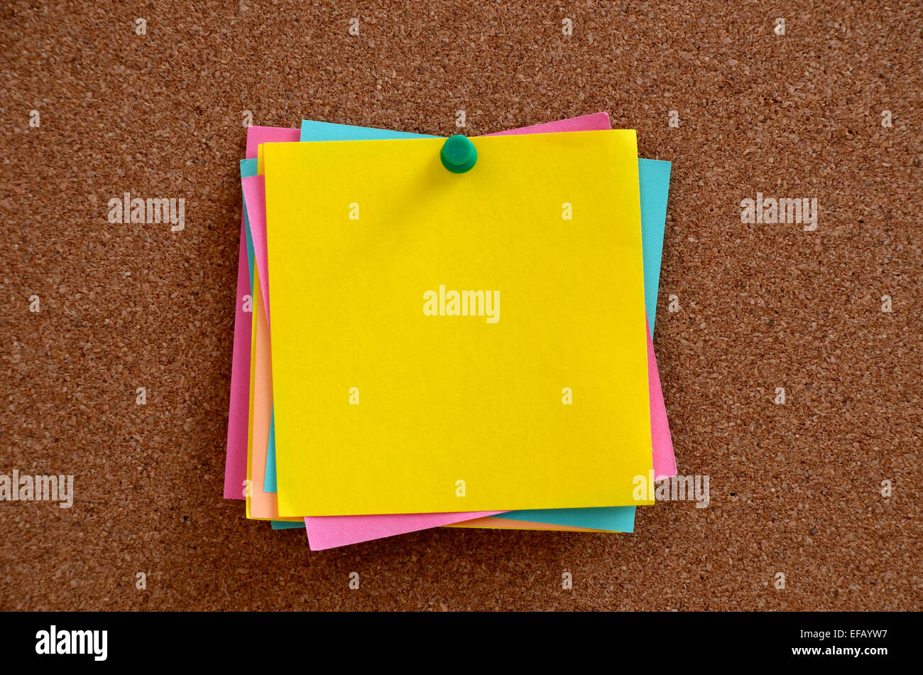 Bulletin board blank post it notes Banque de photographies et d’images ...