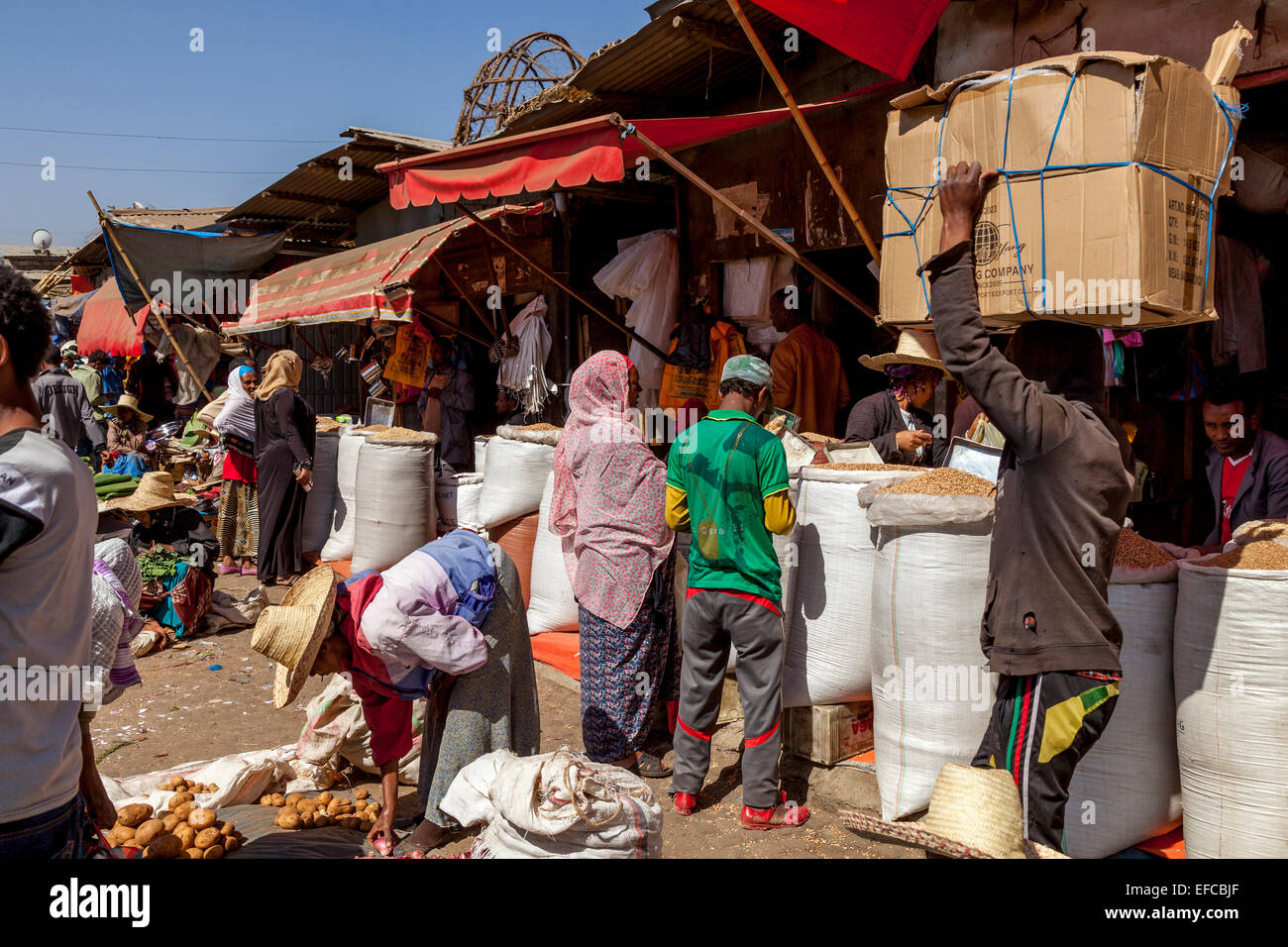 La population locale Shopping dans le Merkato, Addis Abeba, Ethiopie ...