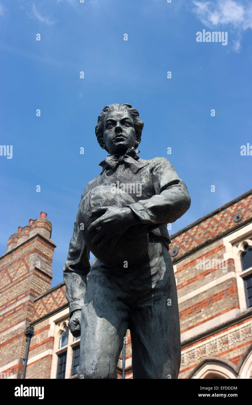 Statue de William Webb Ellis à l'extérieur de l'école de Rugby ...