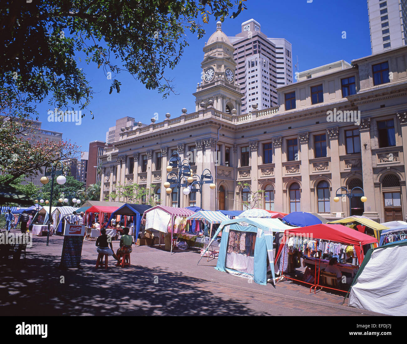 La rue du marché à l'extérieur de l'Hôtel de ville de Durban, Durban ...