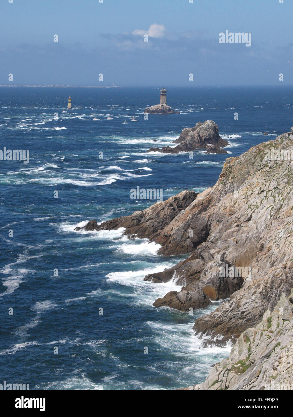Pointe du raz avec phare Banque de photographies et d’images à haute ...