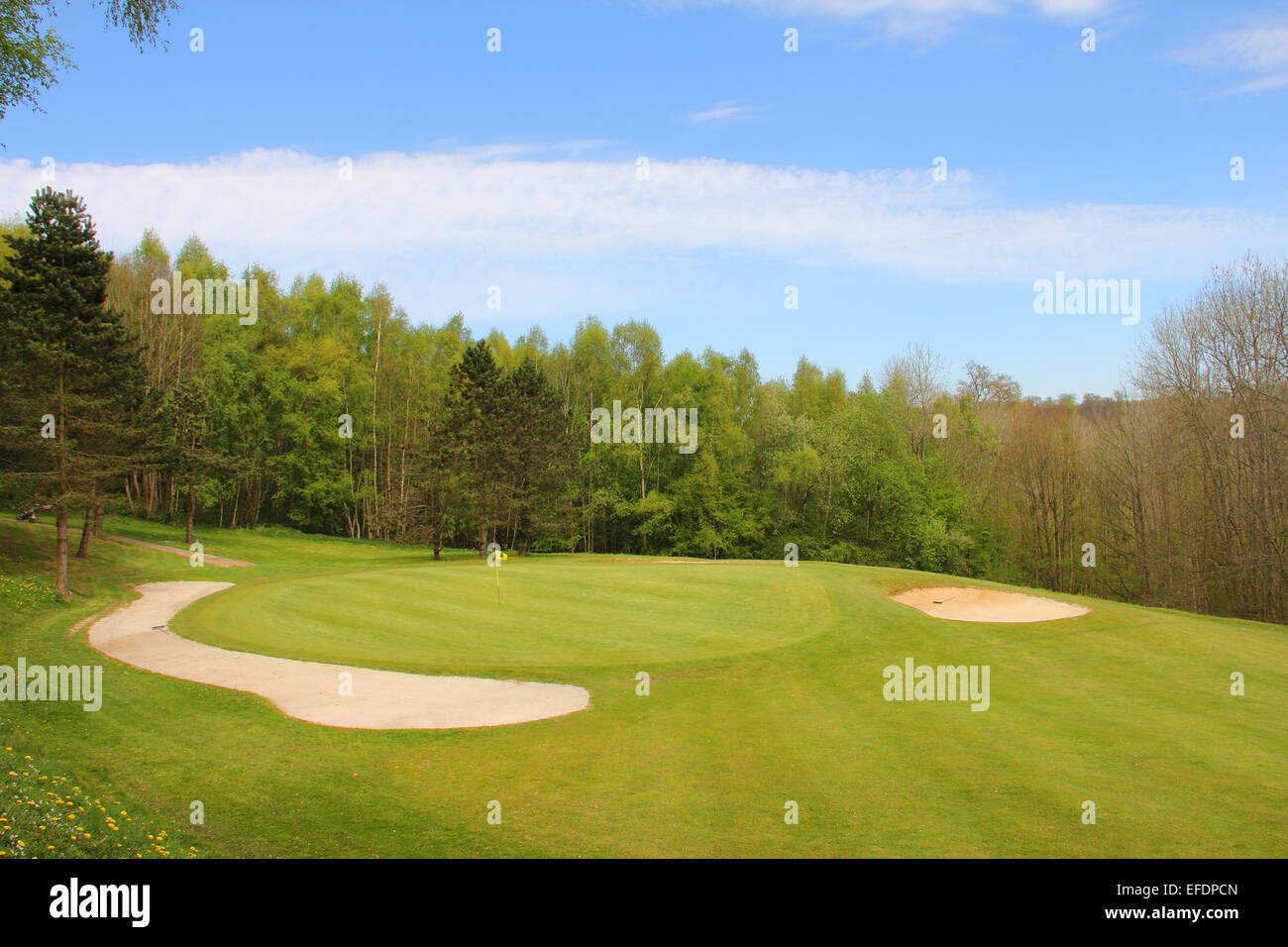 Les bunkers de sable sur le terrain de golf à station française. Saint ...