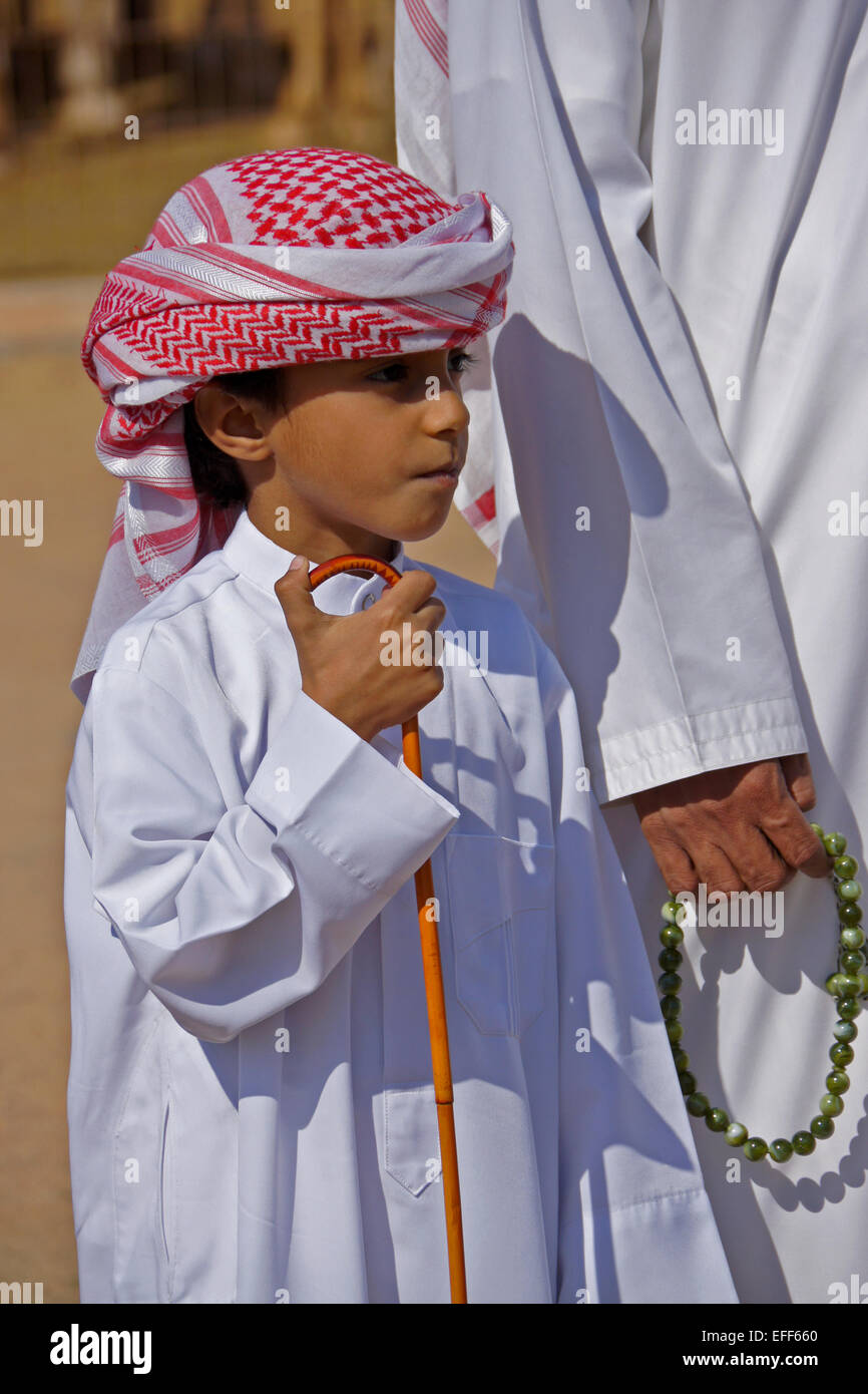 Garçon musulman en costume traditionnel avec le père et son chapelet ...