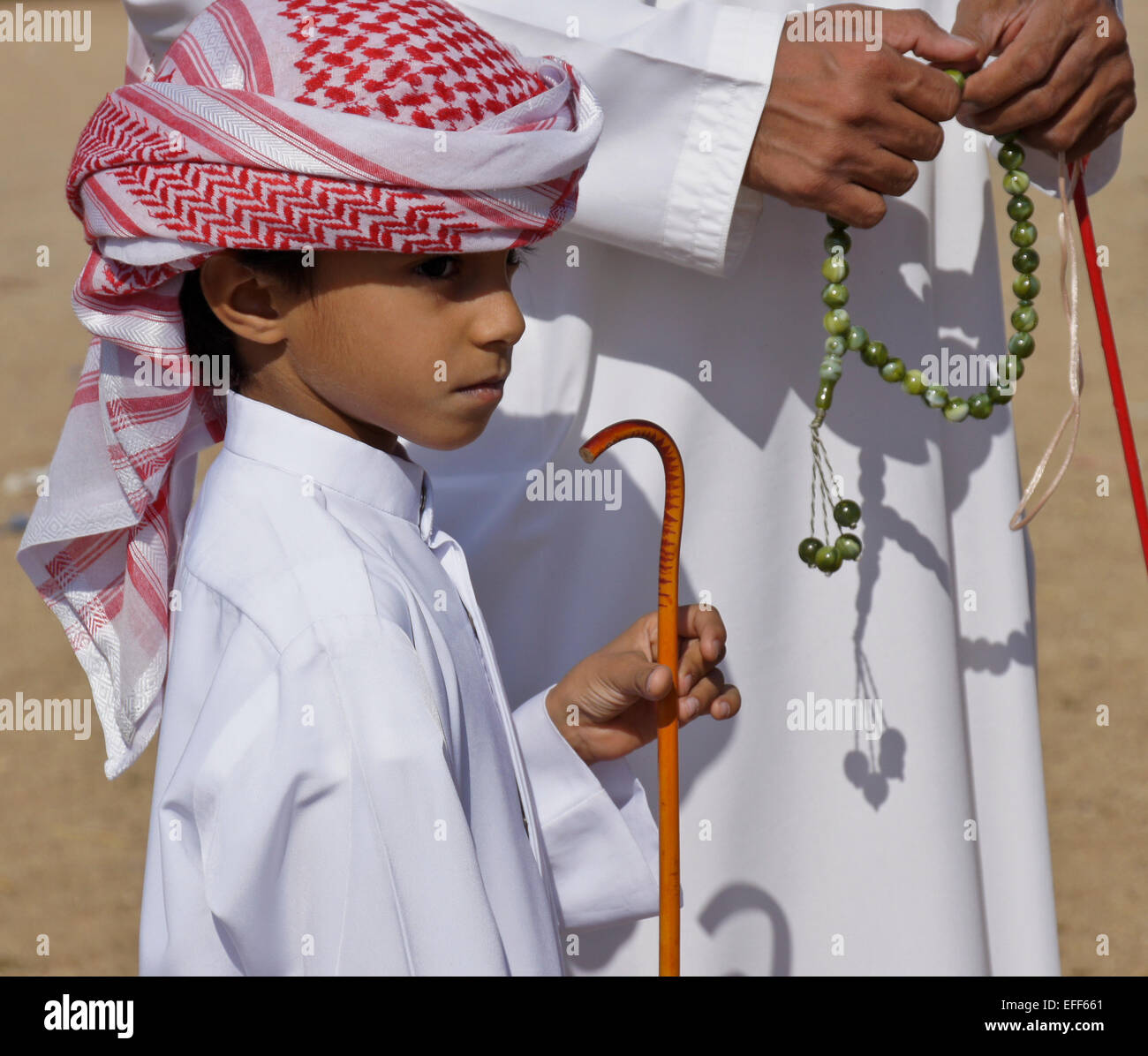 Garçon musulman en costume traditionnel avec le père et son chapelet ...
